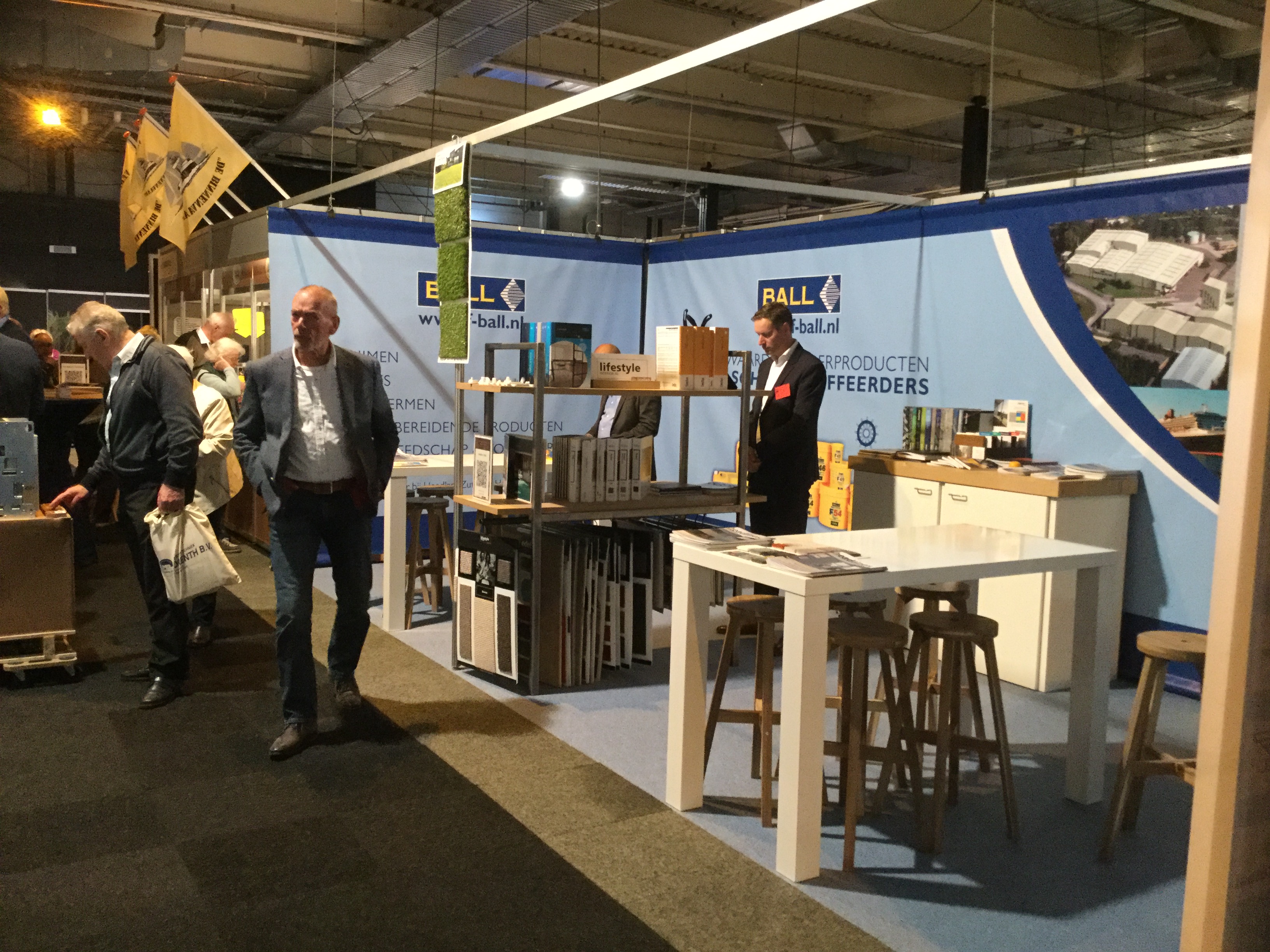 F. Ball toont nieuwe vinyllijm Styccobond F49 Hybride PS tijdens beurs ...